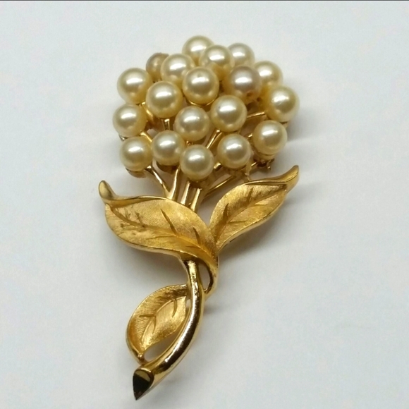 Trifari | Jewelry | Trifari Vintage Pearl Floral Bunch Bouquet Brooch ...